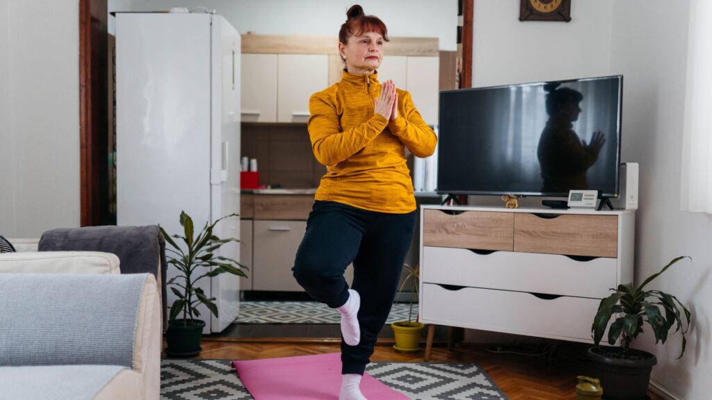Yoga per oltre 60 anni: quattro movimenti per migliorare postura ...